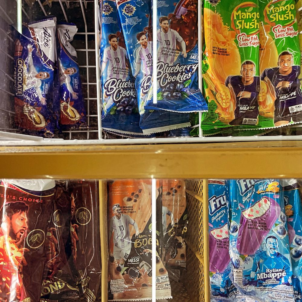 인도네시아 아이스크림 리그에서 활약 중인 메시(MESSI)와 음바페(MBAPPE)